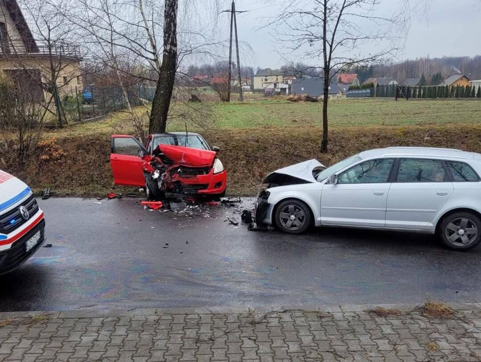 Czołowe zderzenie dwóch aut w Malcu. Trzy osoby poszkodowane [FOTO]