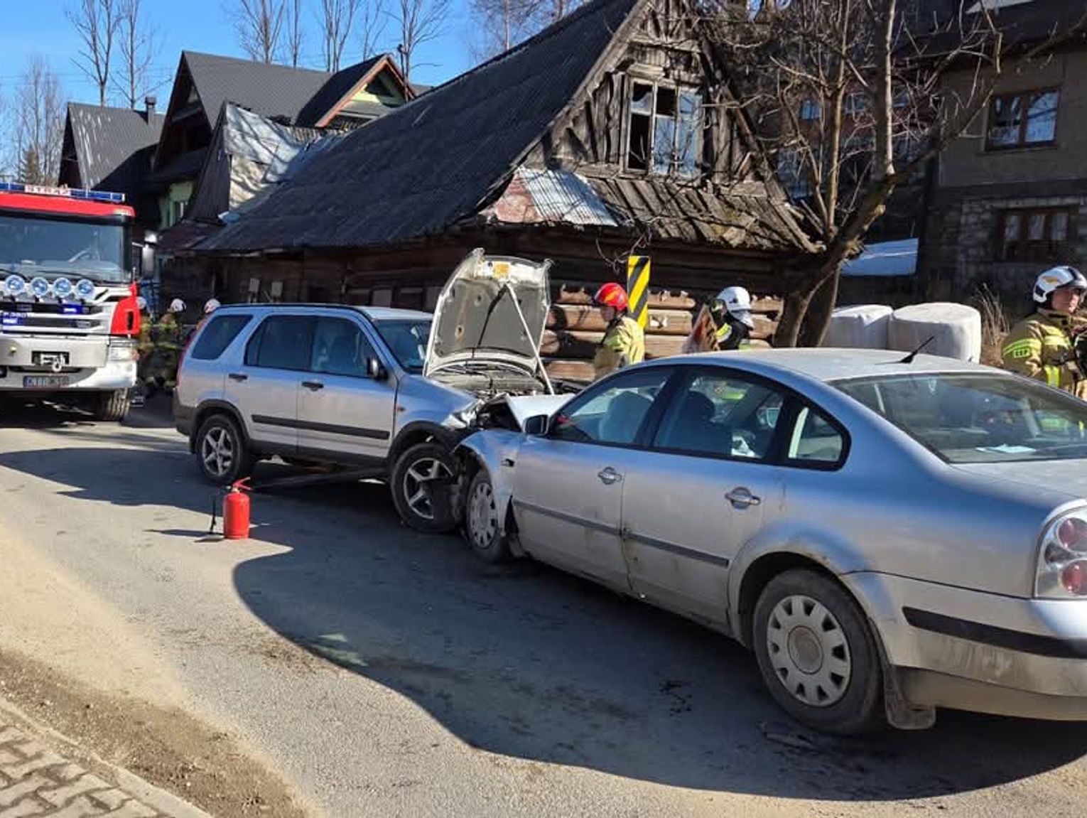 Czołowe zderzenie samochodów w Nowem Bystrem. Cztery osoby ranne [FOTO]