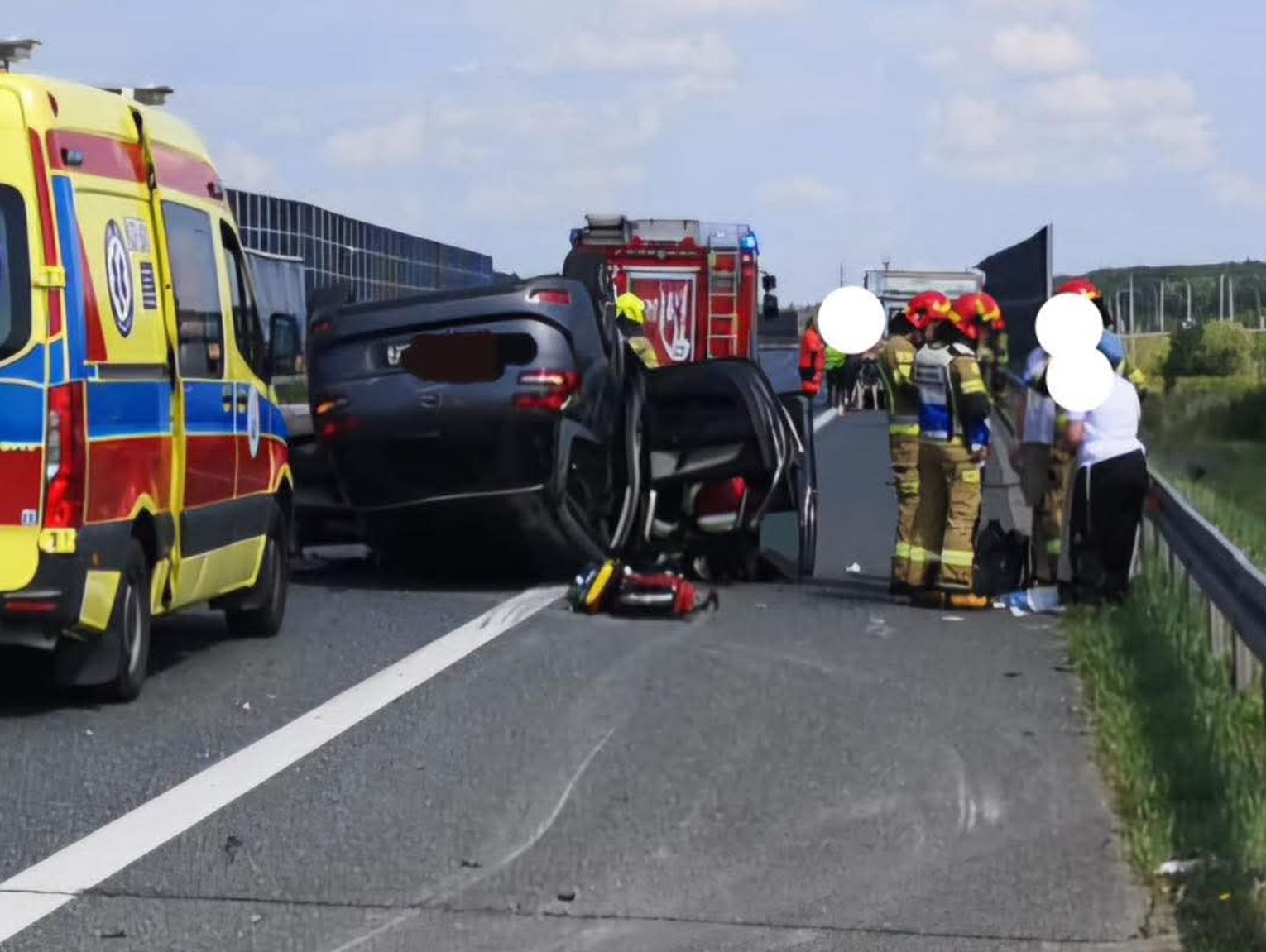Dramatyczny wypadek na A4 w Wołowicach: Osiem osób rannych, w tym dzieci! [FOTO]