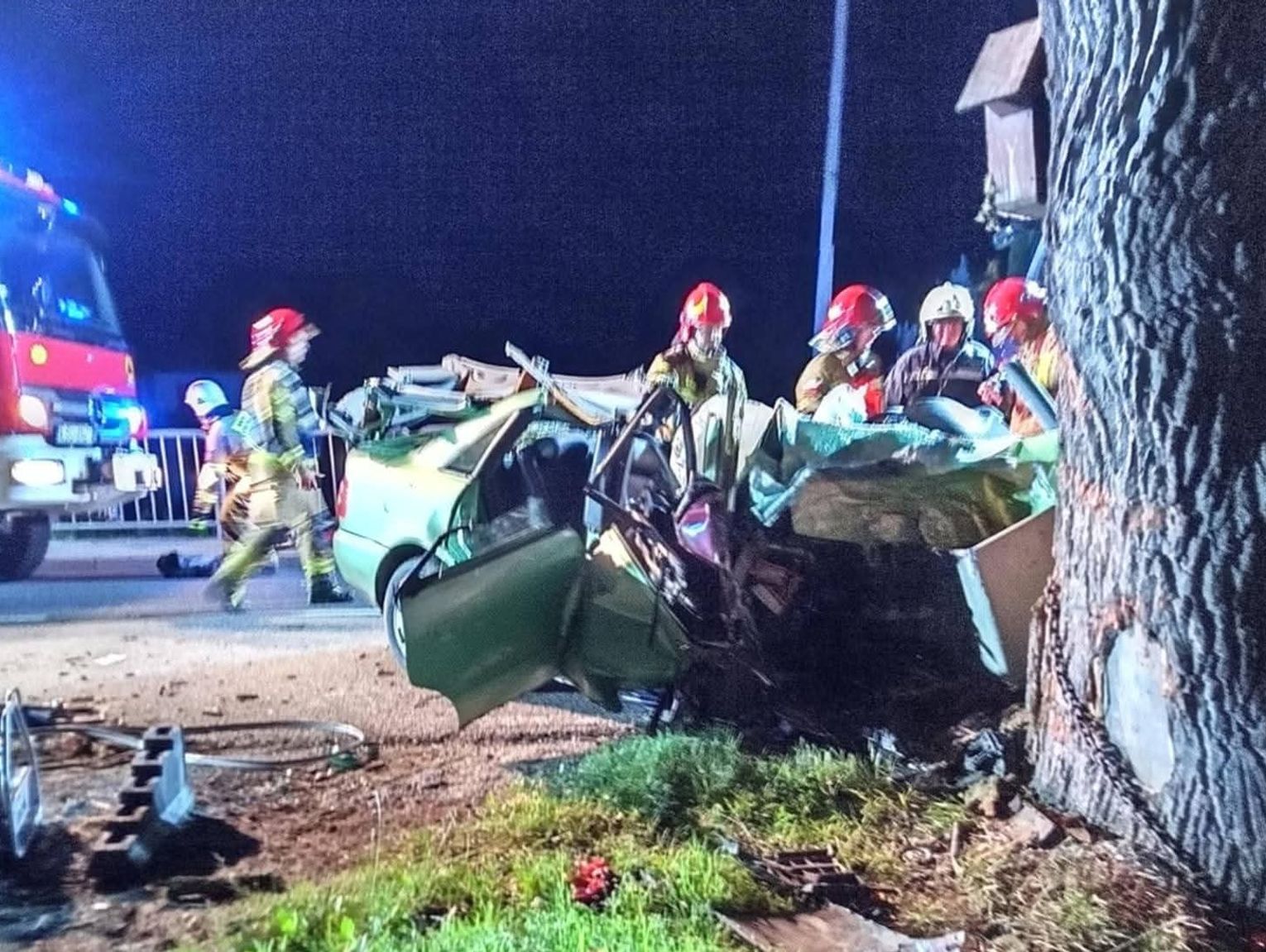 Dramatyczny wypadek na DK28 w Naprawie. Samochód rozbity na drzewie, droga zablokowana [FOTO]