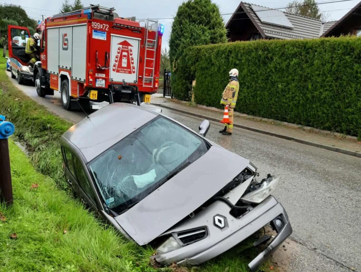 Groźne zdarzenie w Rabie Wyżej. Samochód osobowy wypadł z drogi [ZDJĘCIA]