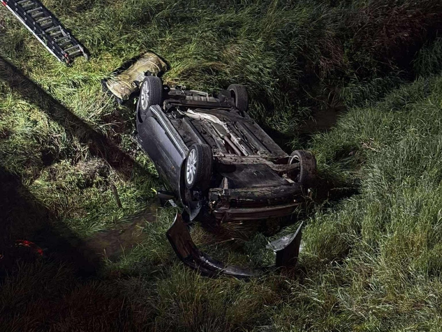 Poważny wypadek w Czernichowie. Samochód dachował, jedna osoba ranna [ZDJĘCIA]