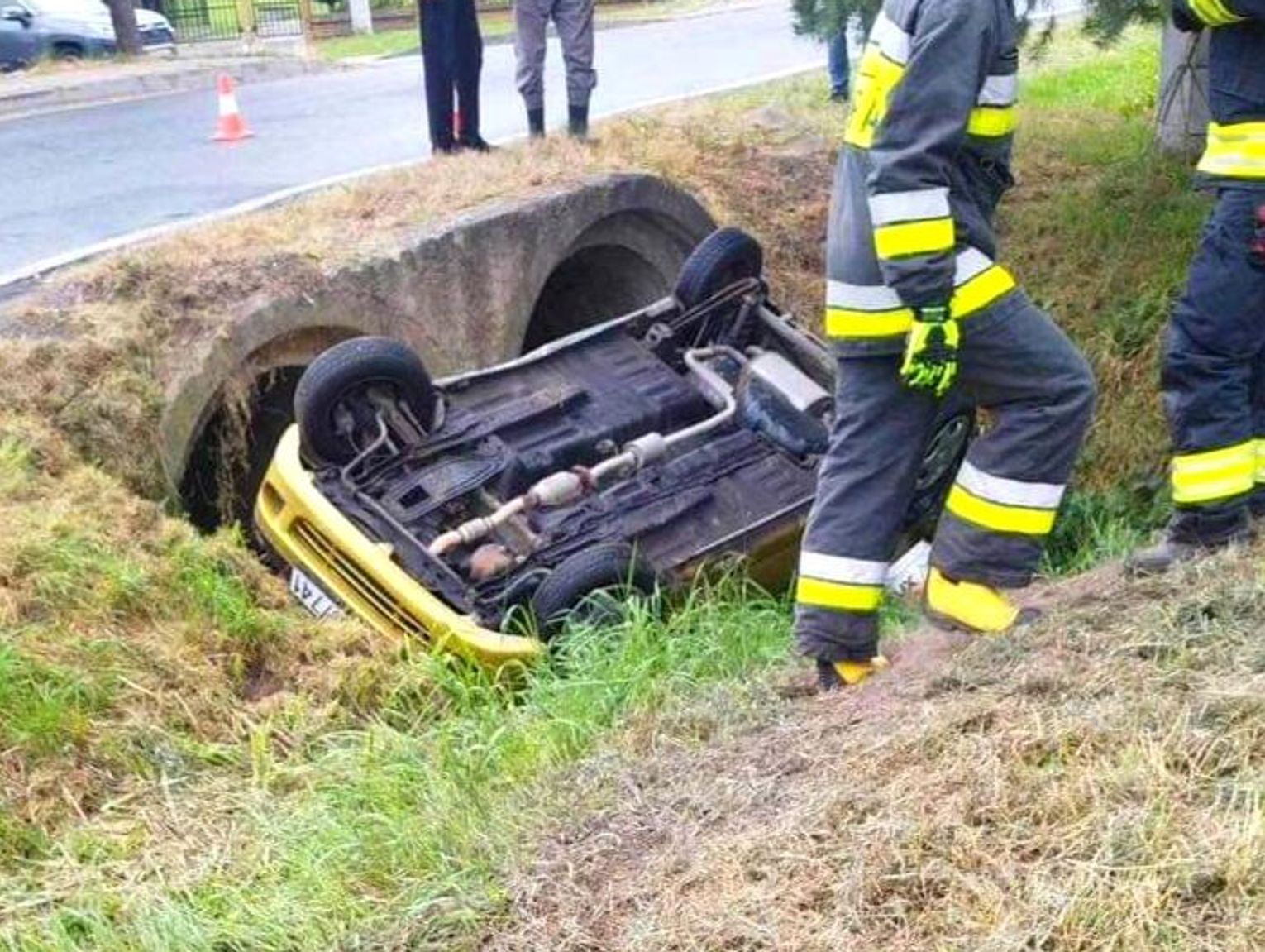 Samochód osobowy wypadł z drogi w miejscowości Rączna [FOTO]