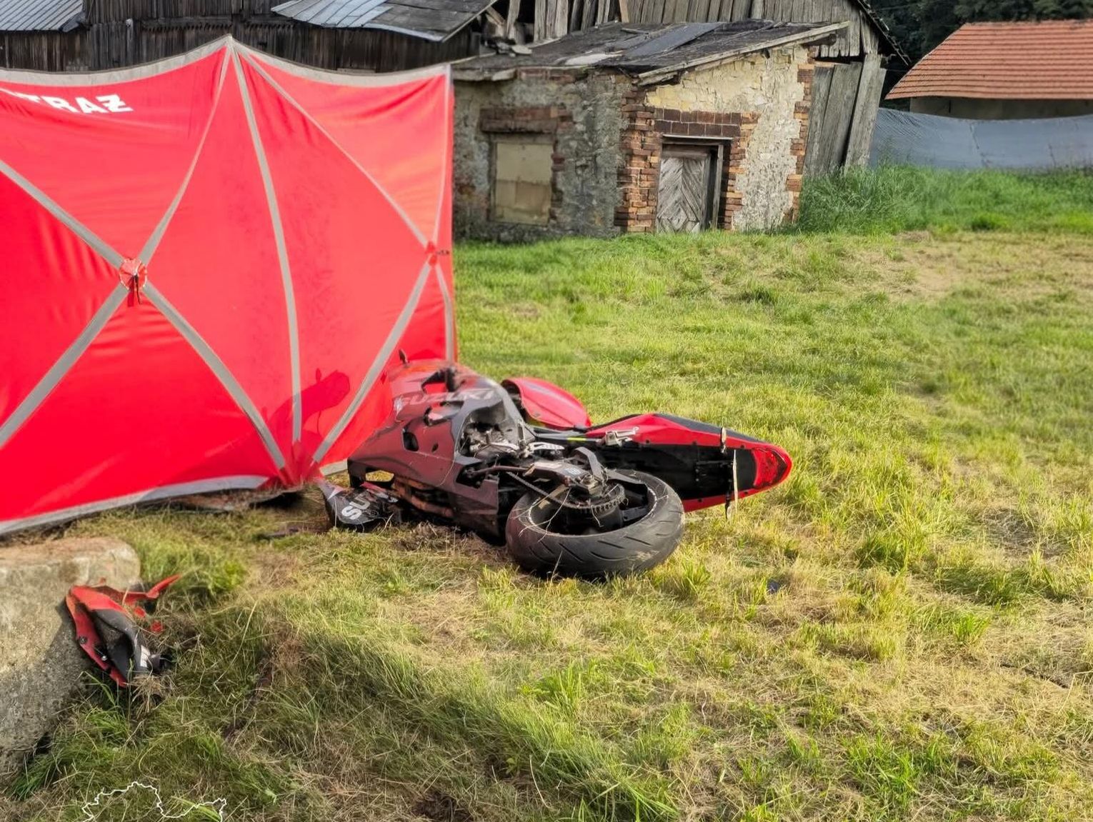 Tragiczny wypadek na DW773 w Woli Kalinowskiej. Nie żyje motocyklista [FOTO]