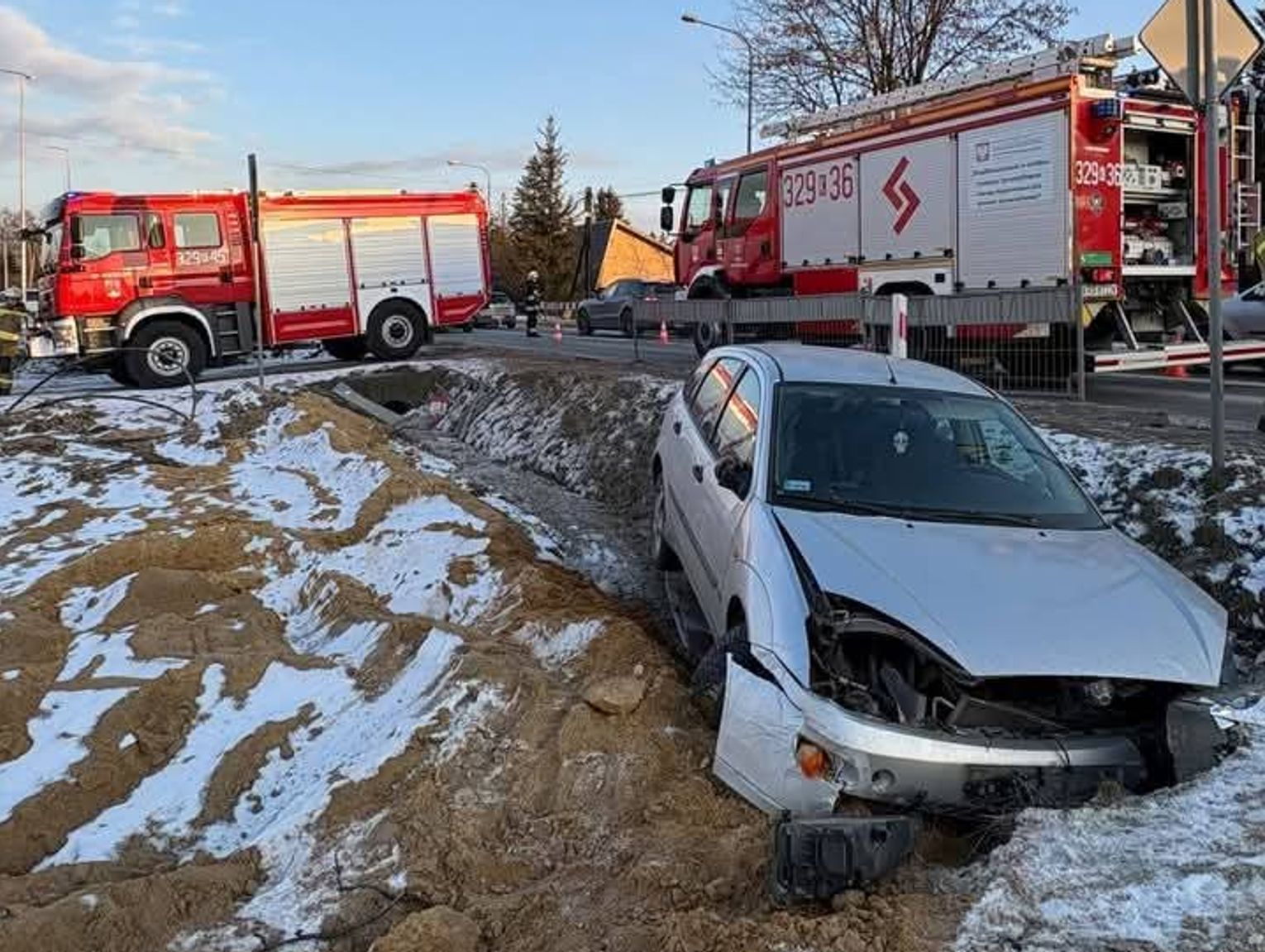 Wypadek na DK79 w Krzeszowicach. Samochód uderzył w betonowy przepust [FOTO]