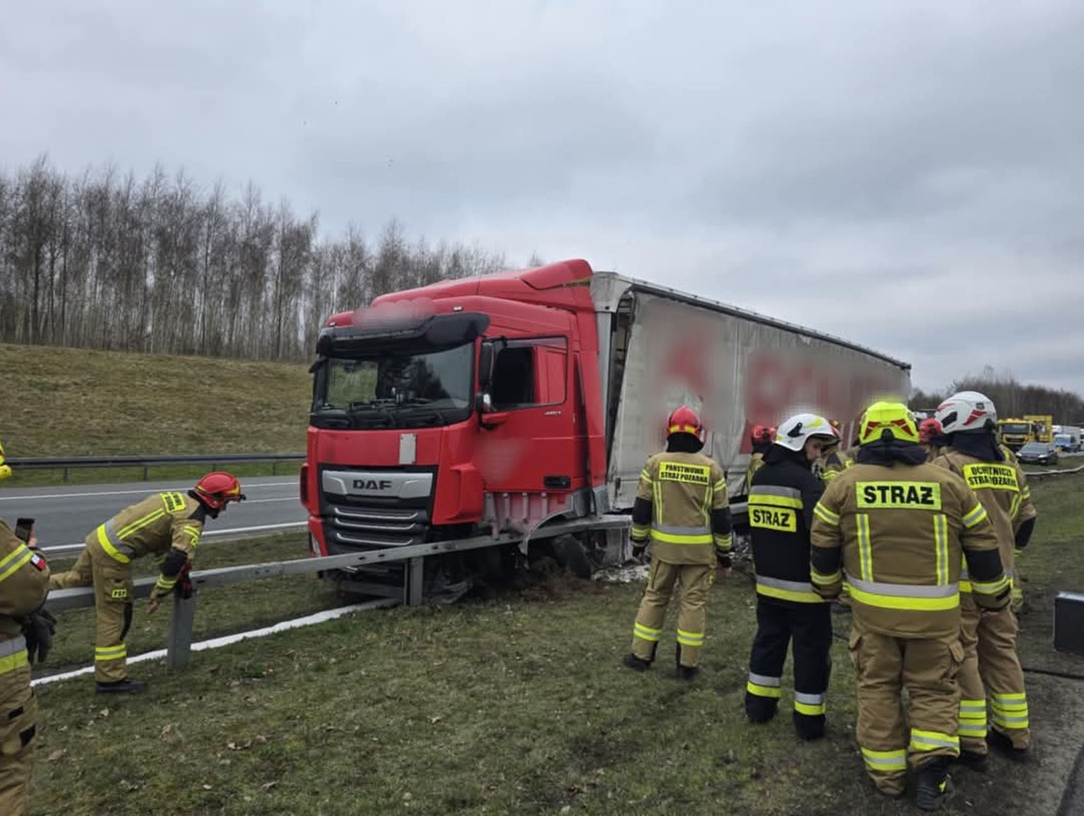 Wypadek samochodu ciężarowego na autostradzie A4 w Balicach [FILM, FOTO]