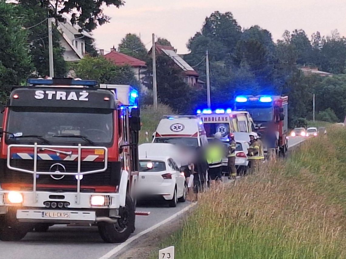 Zderzenie dwóch aut na DK28 w Rabie Niżnej. Wprowadzono ruch wahadłowy ...